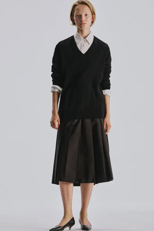 THE ROW Phora V-neck Cashmere Sweater - Black