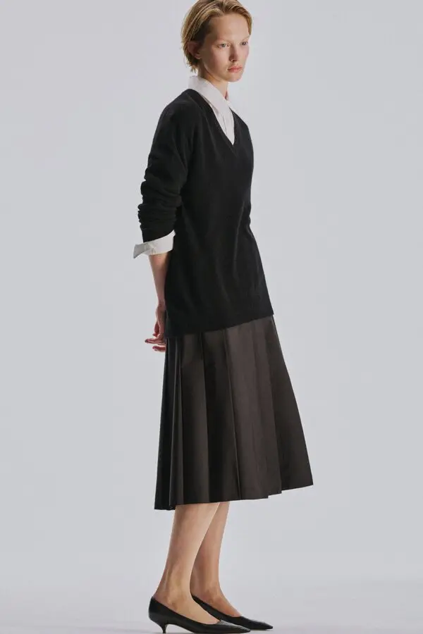 THE ROW Phora V-neck Cashmere Sweater - Black