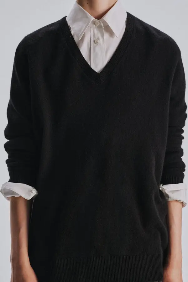THE ROW Phora V-neck Cashmere Sweater - Black