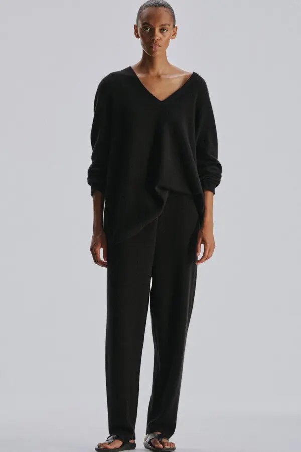 THE ROW Long Sleeve Cashmere V-neck Sweater - Black