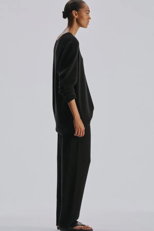 THE ROW Long Sleeve Cashmere V-neck Sweater - Black