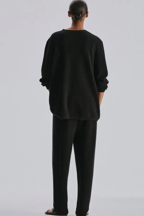 THE ROW Long Sleeve Cashmere V-neck Sweater - Black