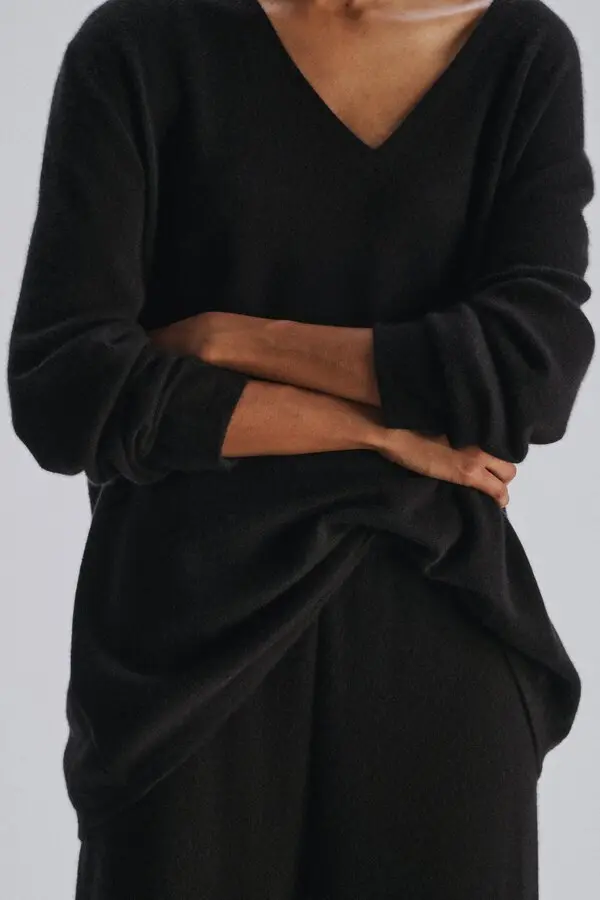 THE ROW Long Sleeve Cashmere V-neck Sweater - Black