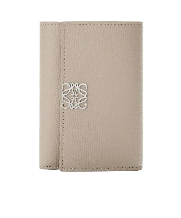 Loewe Anagram Small Vertical Wallet In Pebble Grained Calfskin - Clay