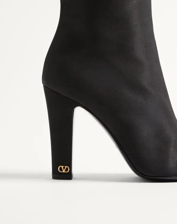 Valentino Garavani Hotty Shantung Feather Boots