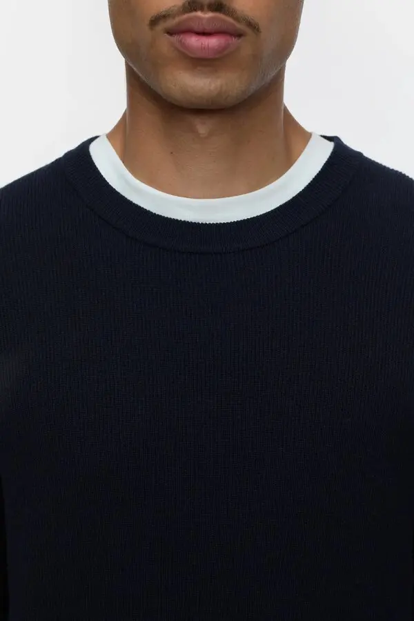 Closed Crew-neck Fine-knit Jumper