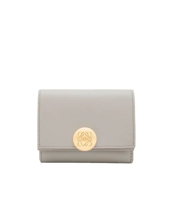 Loewe Portefeuille À Trois Volets Pebble En Cuir De Veau Nappa Brillant - Shell Ash