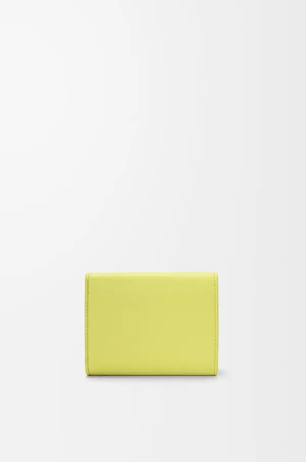 Loewe Portefeuille À Trois Volets Pebble En Cuir De Veau Nappa Brillant - Yellow