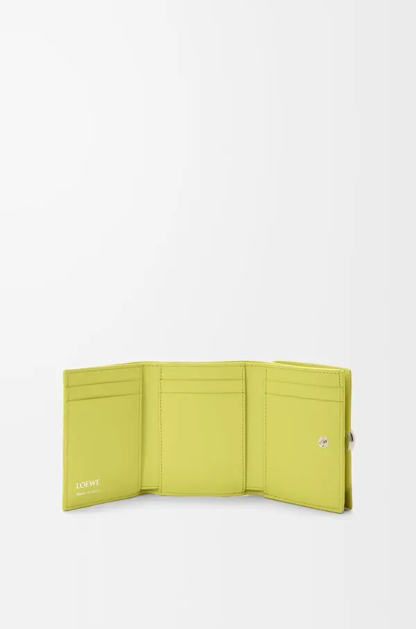 Loewe Portefeuille À Trois Volets Pebble En Cuir De Veau Nappa Brillant - Yellow