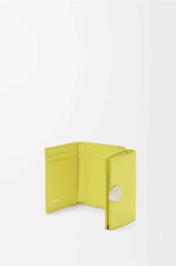 Loewe Portefeuille À Trois Volets Pebble En Cuir De Veau Nappa Brillant - Yellow