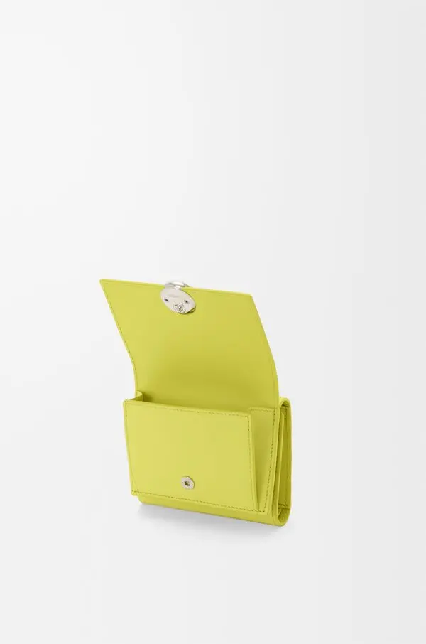 Loewe Portefeuille À Trois Volets Pebble En Cuir De Veau Nappa Brillant - Yellow
