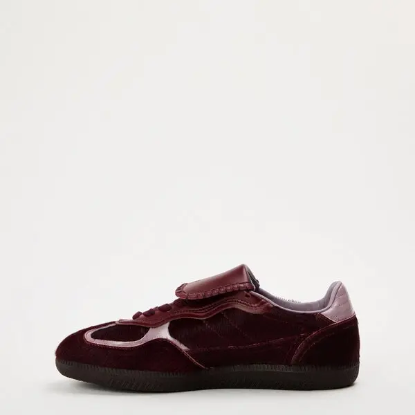 ALOHAS Round-toe Sneakers - Black