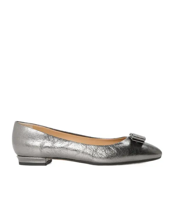 FERRAGAMO Metallic Crackled Leather Flat Ballet Shoe With Bow Detail - Gray