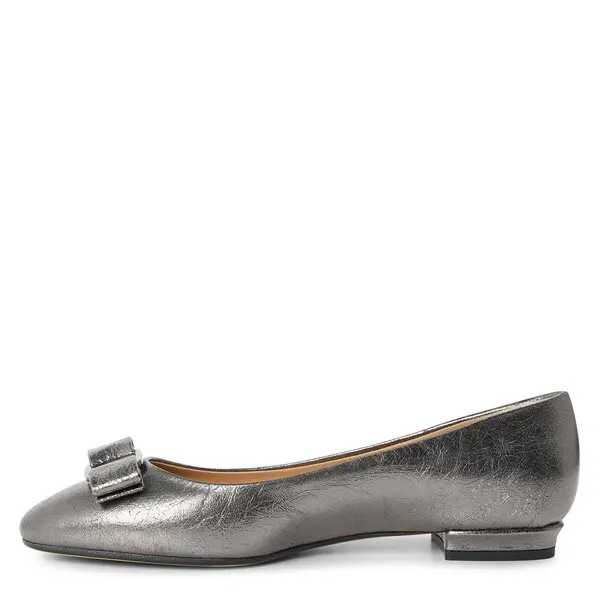 FERRAGAMO Metallic Crackled Leather Flat Ballet Shoe With Bow Detail - Gray
