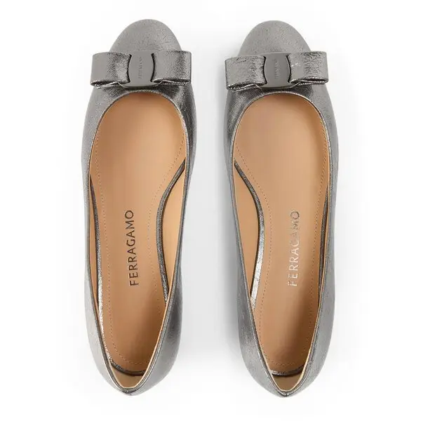 FERRAGAMO Metallic Crackled Leather Flat Ballet Shoe With Bow Detail - Gray