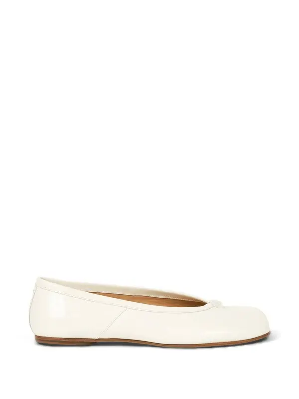 MAISON MARGIELA Brushed Leather Split-toe Tabi Ballet Flats With Flat Natural Leather Sole - Bianco