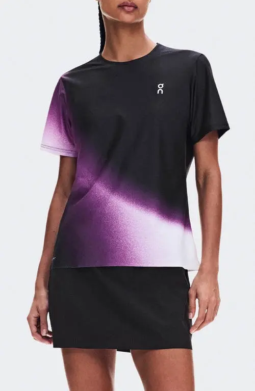 On Court-t Swing Performance T-shirt - Black/cassis