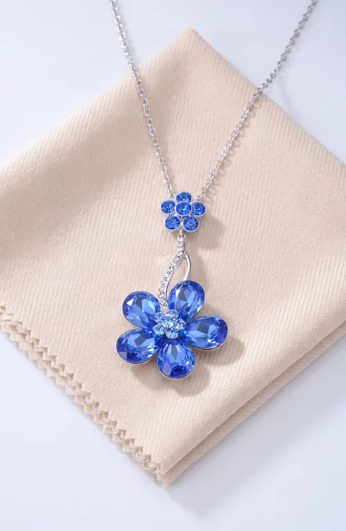 MODENAIRE Crystal Daisy Flower Pendant Necklace