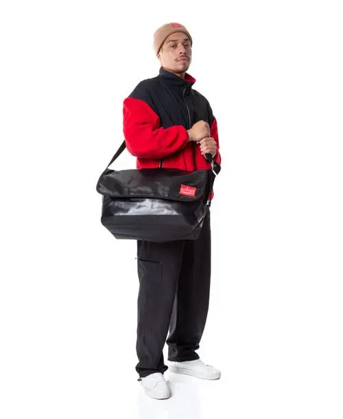 MANHATTAN PORTAGE Vinyl Vintage Messenger Bag - Black