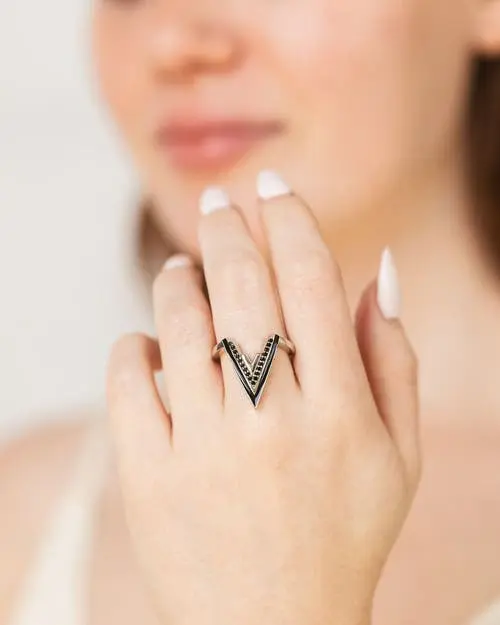OGÉ JEWELRY Valor Iconic V Onyx Silver Ring