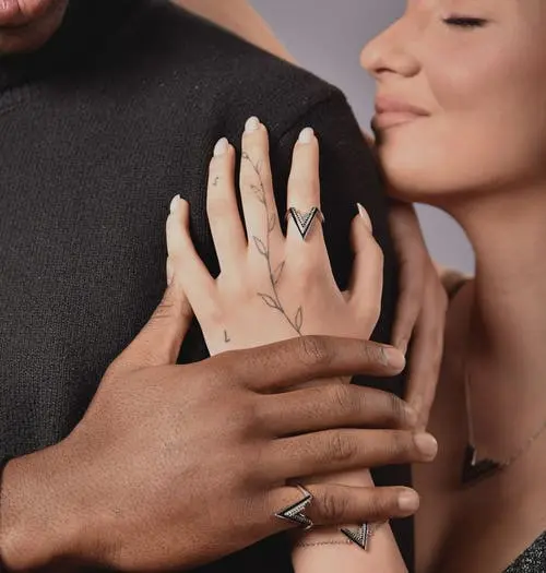 OGÉ JEWELRY Valor Iconic V Onyx Silver Ring