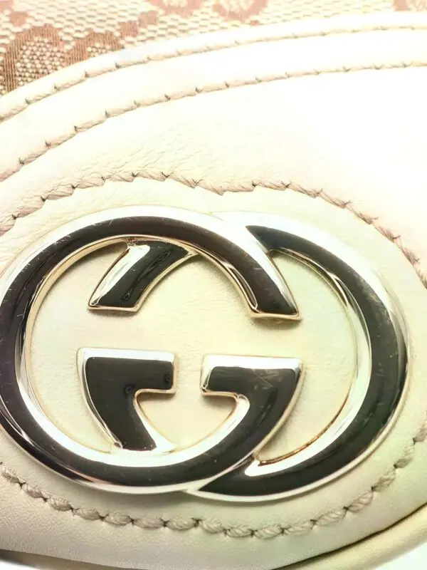Gucci Gg Supreme Shoulder Bag - Neutrals