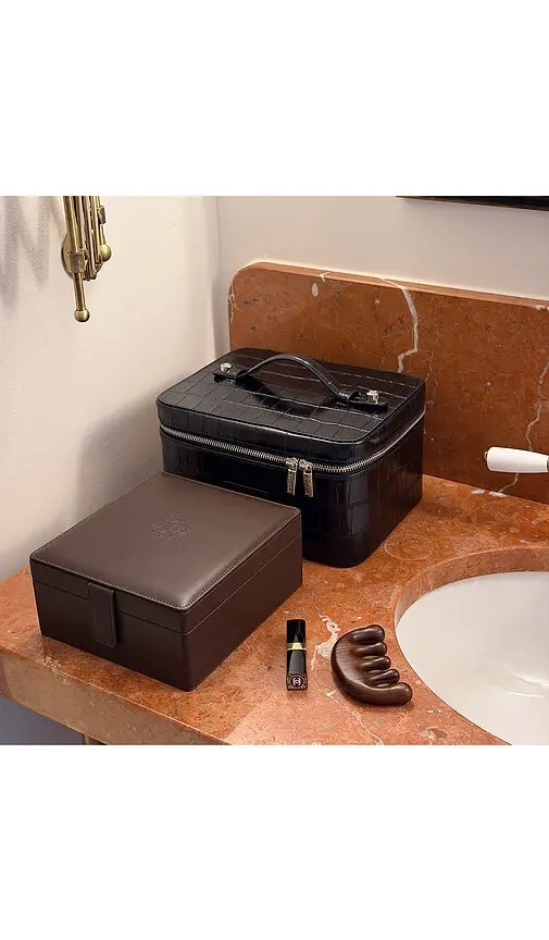 ETOILE COLLECTIVE Capsule Case In Brown