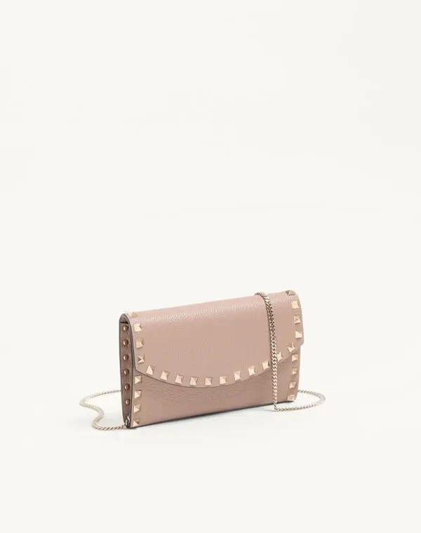 Valentino Garavani Rockstud Wallet With Chain In Grainy Calfskin - Poudre