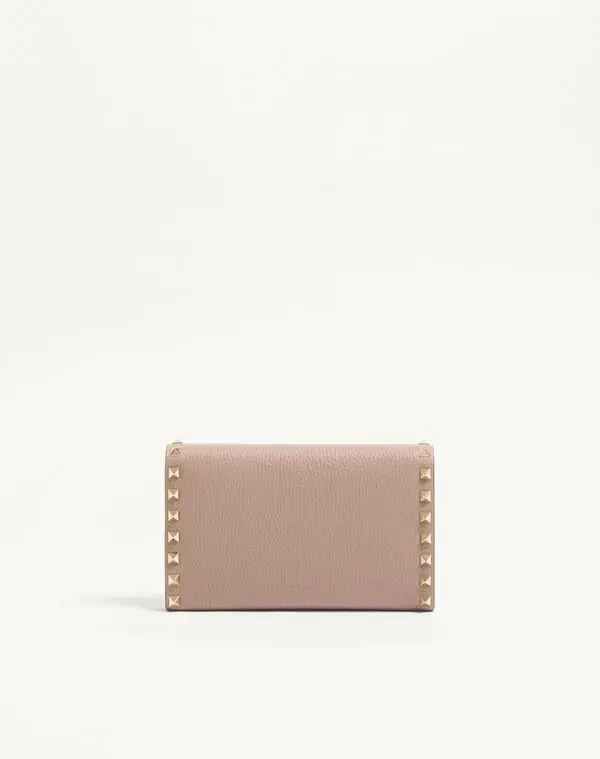 Valentino Garavani Rockstud Wallet With Chain In Grainy Calfskin - Poudre