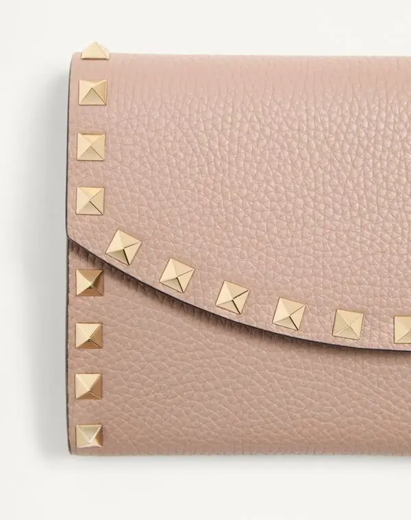 Valentino Garavani Rockstud Wallet With Chain In Grainy Calfskin - Poudre