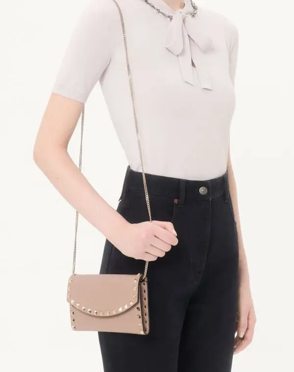 Valentino Garavani Rockstud Wallet With Chain In Grainy Calfskin - Poudre