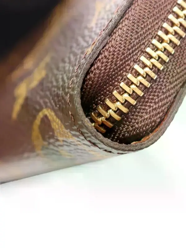 LOUIS VUITTON 2007 Zippy Monogram Wallet