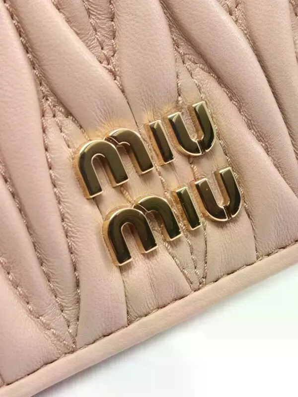 Miu Miu 2020s Matelassé Bi-fold Wallet - Neutrals