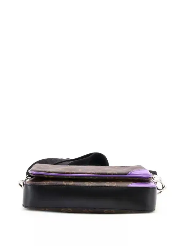 LOUIS VUITTON Messenger Bag