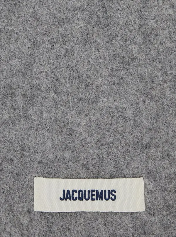 Jacquemus L'echarpe Carro' Grey Scarf With Logo Patch On The Front And Fringed Hem In Wool Blend - Multicolor