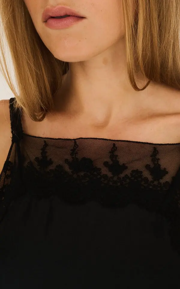 THE GARMENT Gilian Flower Top - Black
