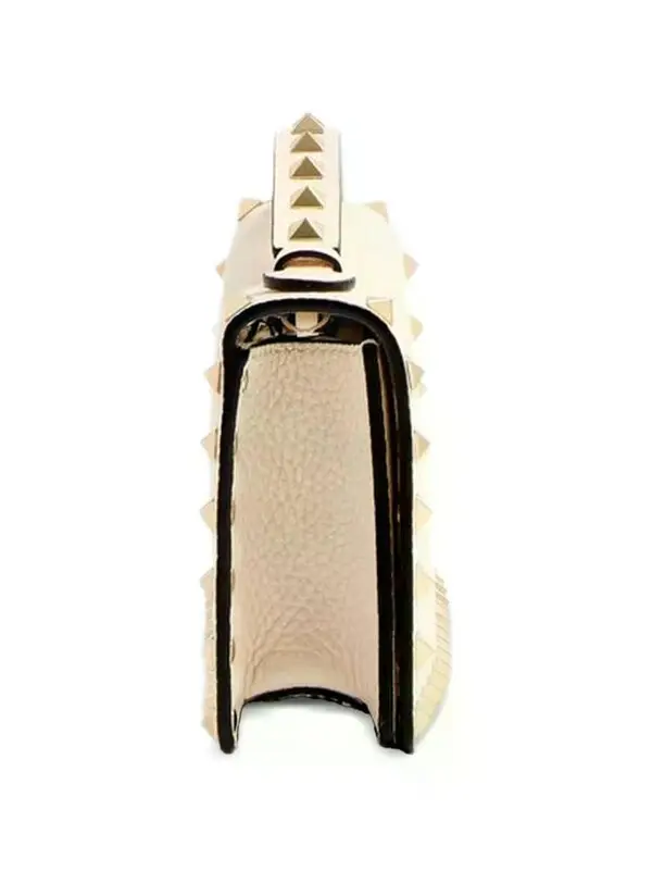 Valentino Garavani Rockstud Wallet With Chain In Grainy Calfskin - Neutrals