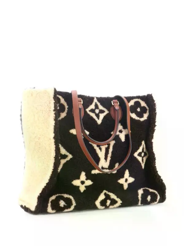 LOUIS VUITTON Onthego Monogram Giant Teddy Fleece Gm Tote Bag