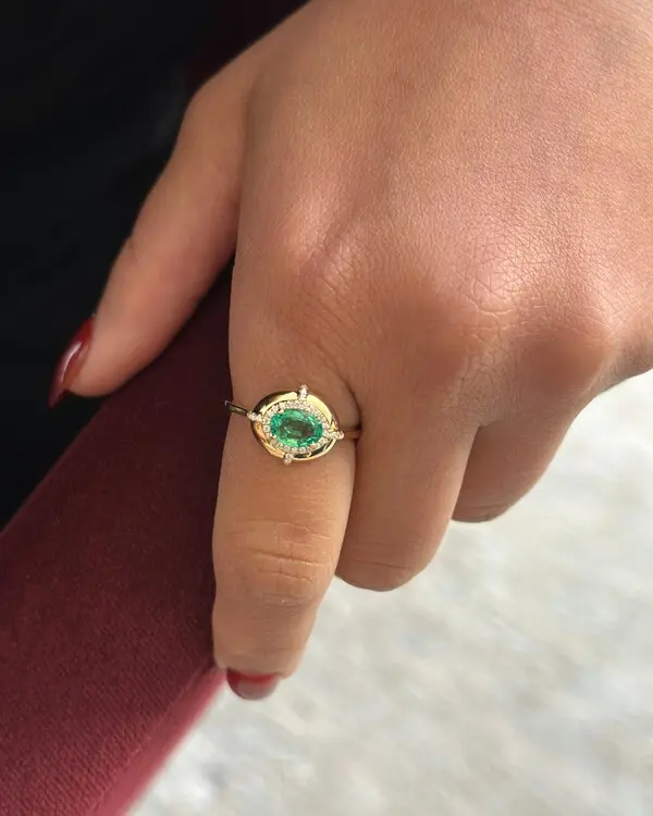 Goshwara Emerald Limited Edition Oval Medallion Ring