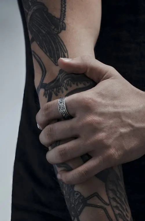 DISTURBIA Amorata Sterling Engraved Band Ring - Silver