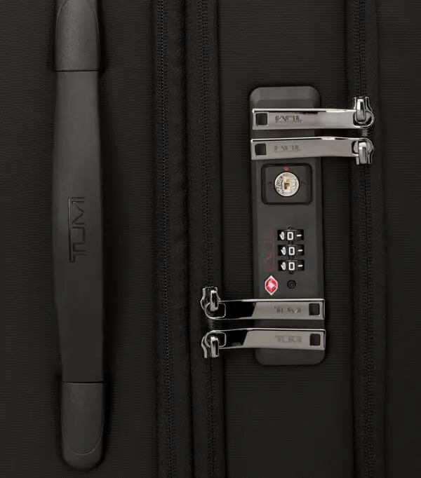 Tumi Medium Voyageur Léger Check-in Suitcase