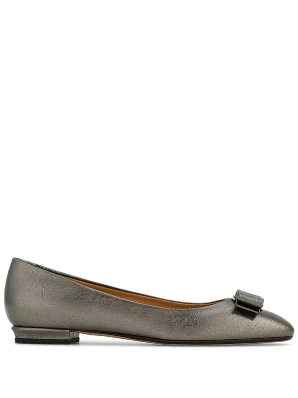 FERRAGAMO Varina Crackled Laminated Metallic Leather Ballet Flats With Bow Detailing - Gray