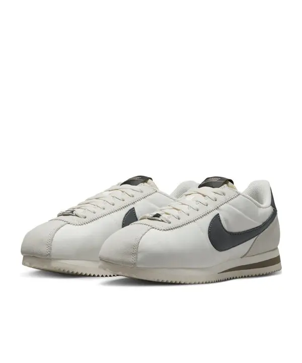 Nike Retro Low Top Casual Sneakers - White