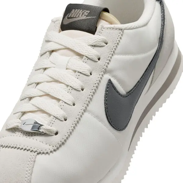 Nike Retro Low Top Casual Sneakers - White