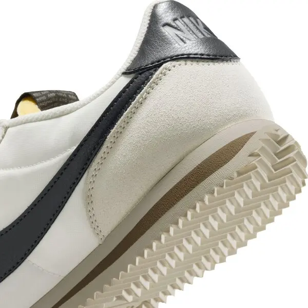 Nike Retro Low Top Casual Sneakers - White