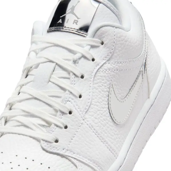 Nike Low Top Sneakers - No