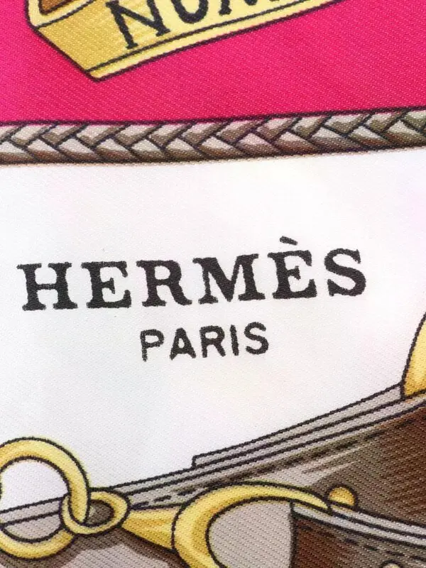 Hermès 2010s 90 Carré Numquam Concedendum Scarf - Pink