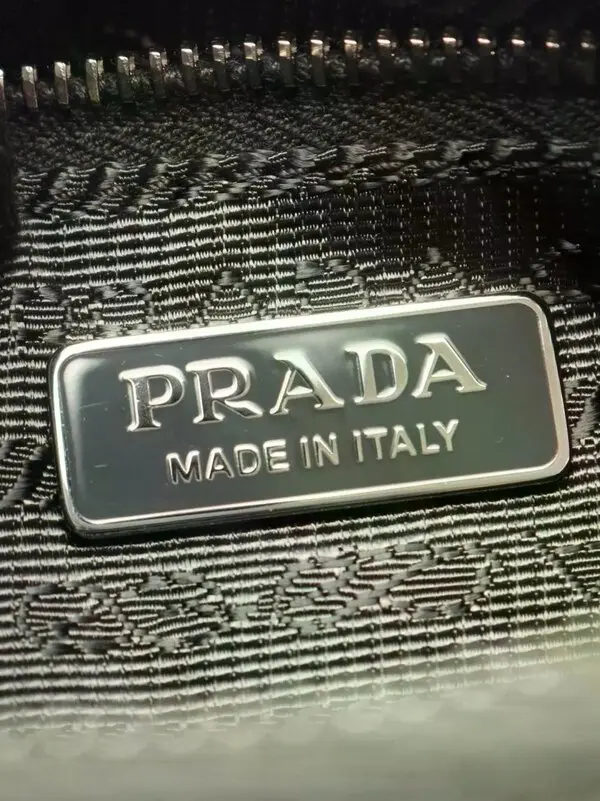 Prada Re-edition 2005 Shoulder Bag - Grey