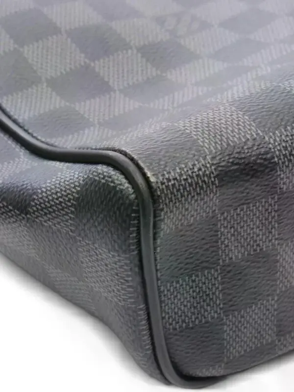 LOUIS VUITTON 2017 Mm District Messenger Bag