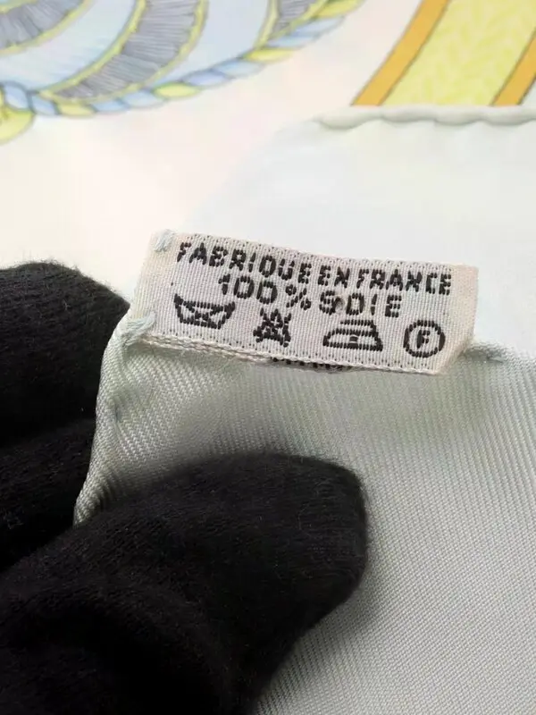 Hermès Carre 90 Frontaux Et Cocardes Scarf